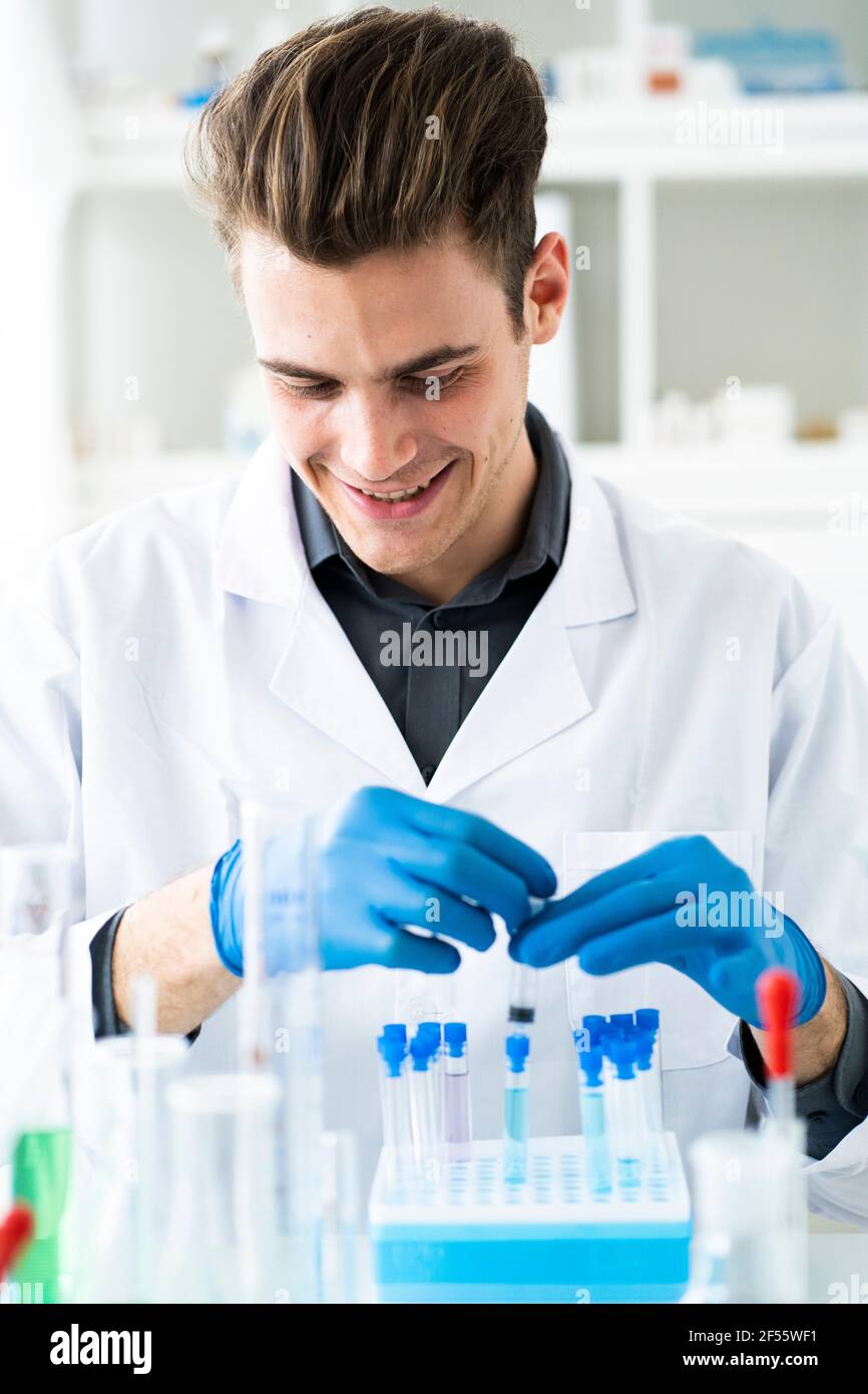 Scientist working laboratory hi-res stock photography and images - Alamy