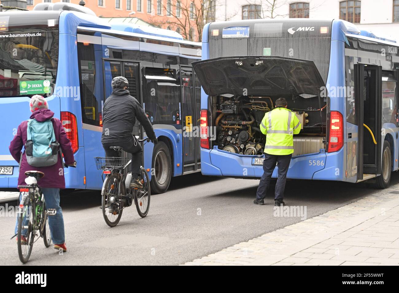 A bus of the Muenchner Verkehrsgesellschaft broke down with an engine ...