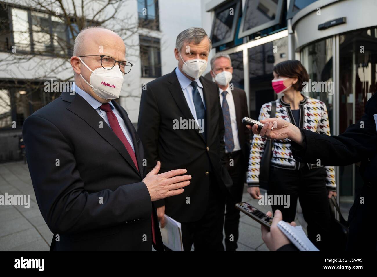 Stuttgart, Germany. 24th Mar, 2021. Michael Theurer (l-r), deputy ...