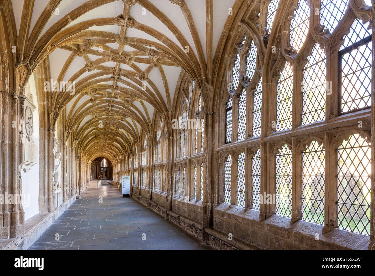 Vaulted ceilings cathedral england hi-res stock photography and images ...