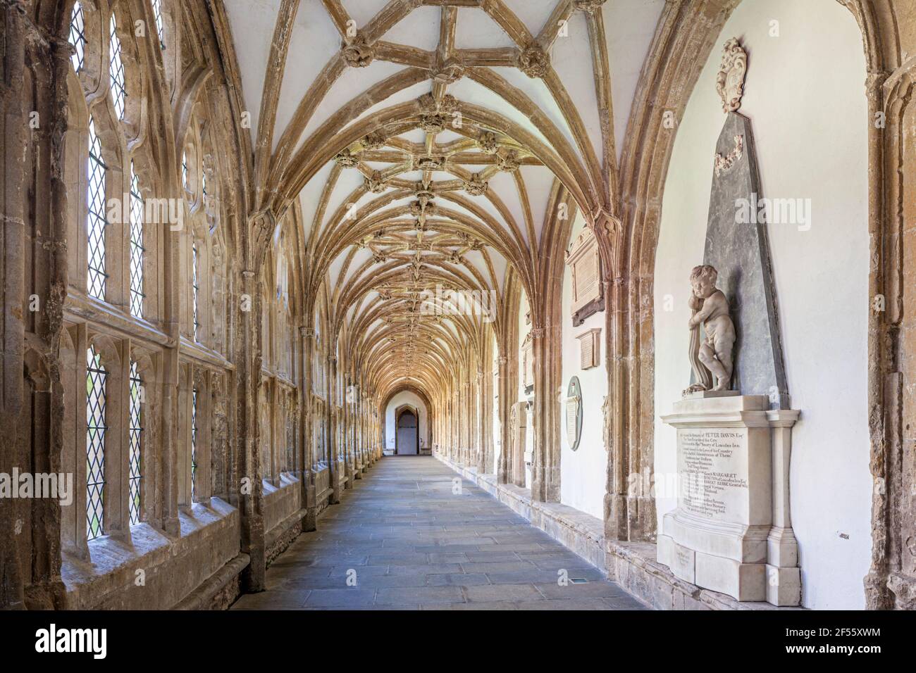 Vaulted ceilings cathedral england hi-res stock photography and images ...