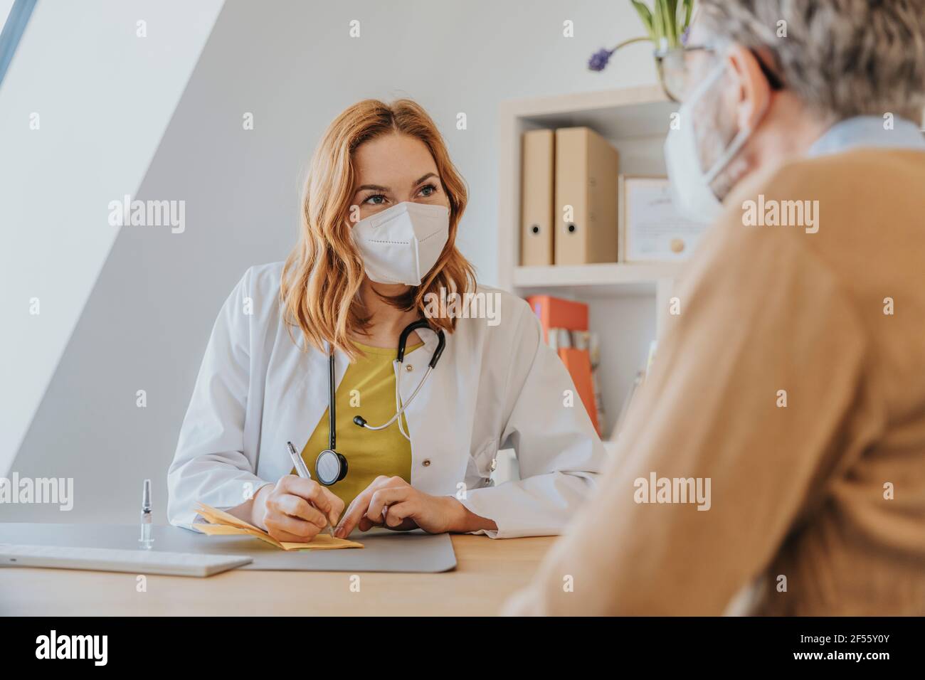 Signing doctor patient surgical hi-res stock photography and images - Alamy