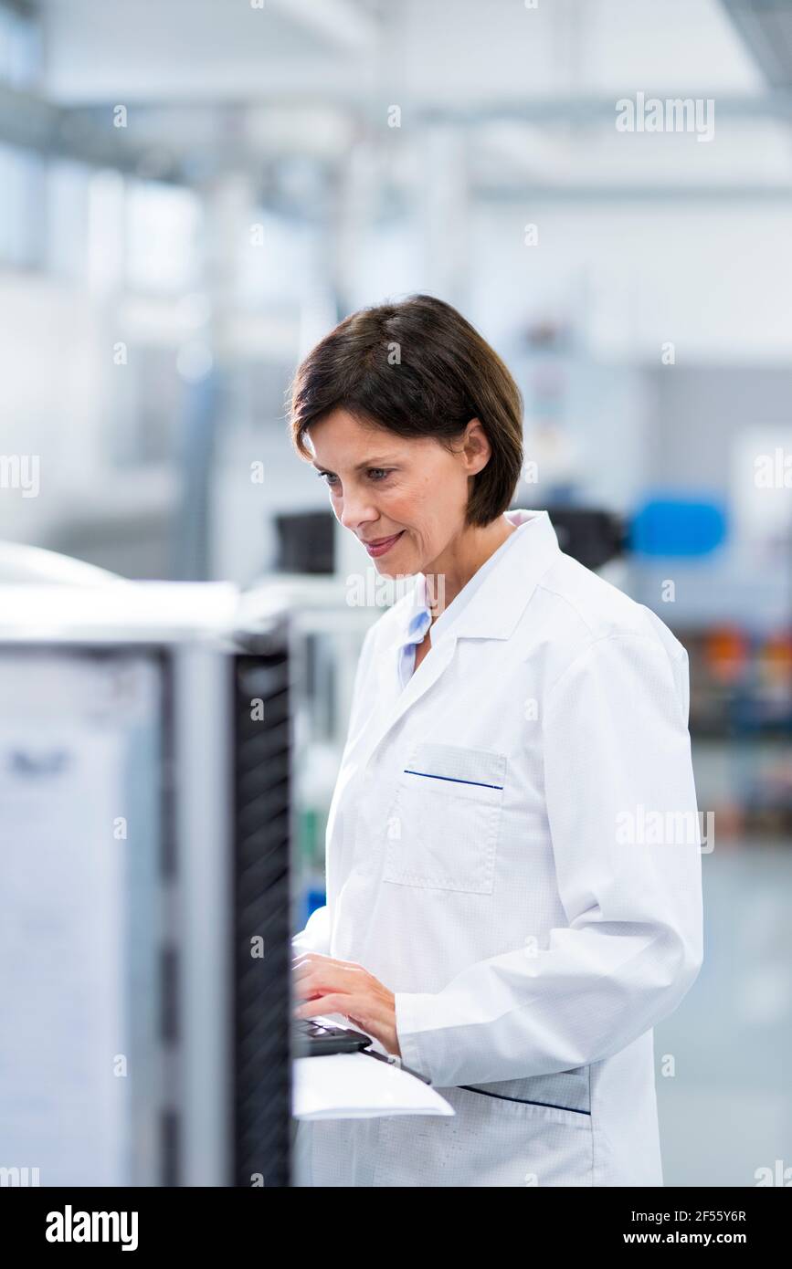 Working at scientist hi-res stock photography and images - Alamy