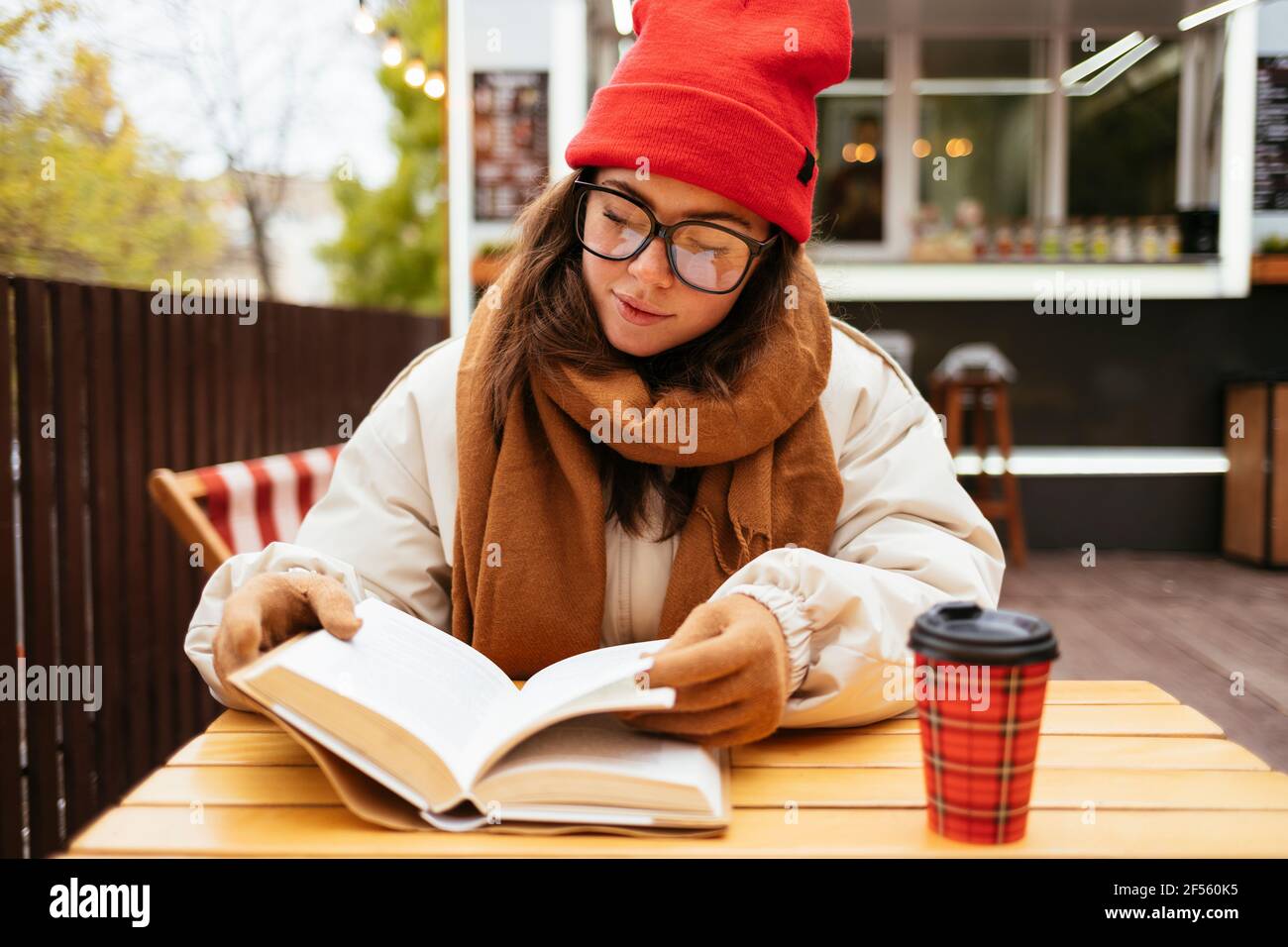 Women wearing reading glasses hi-res stock photography and images - Alamy