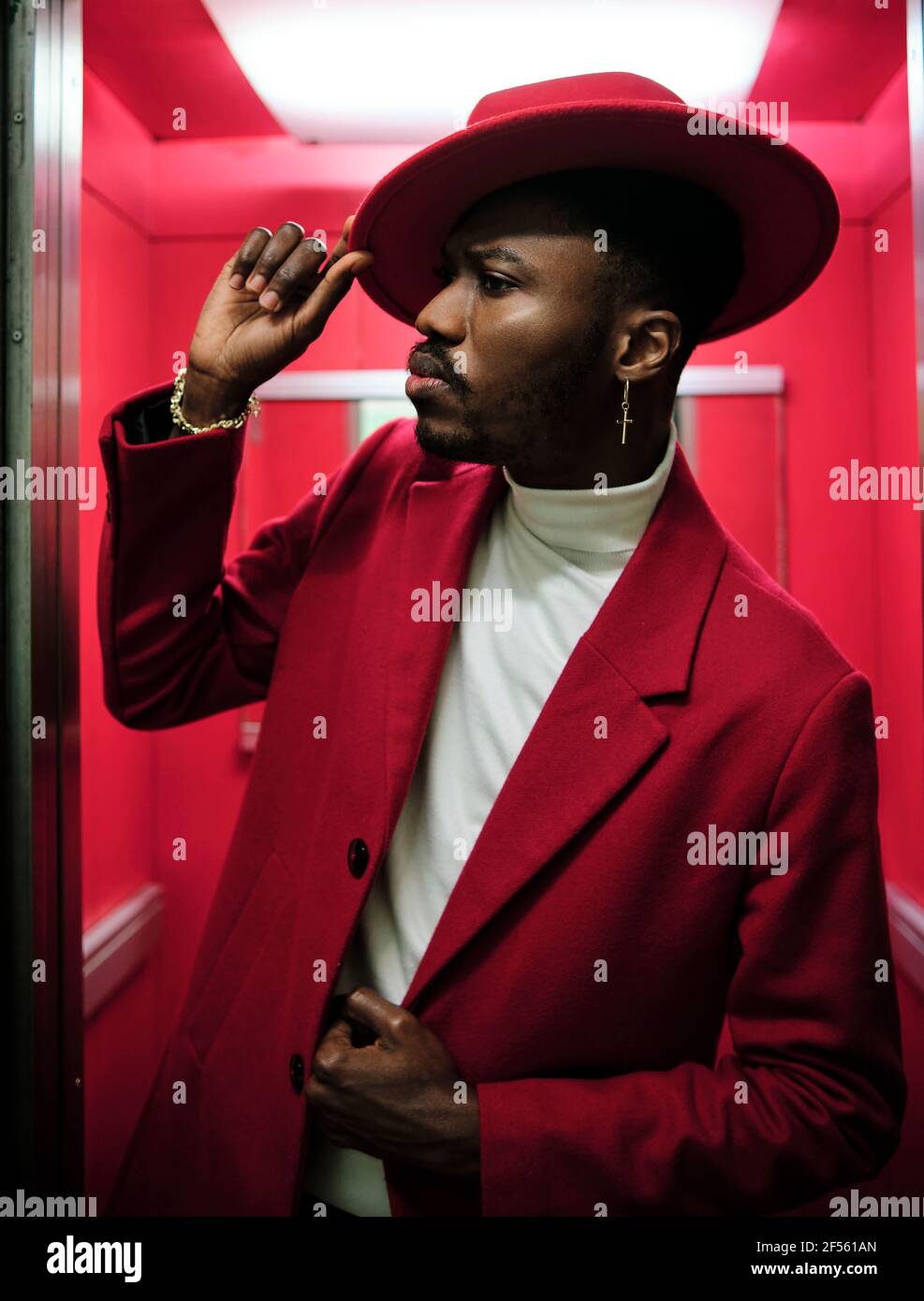 Outside elevator hi-res stock photography and images - Alamy