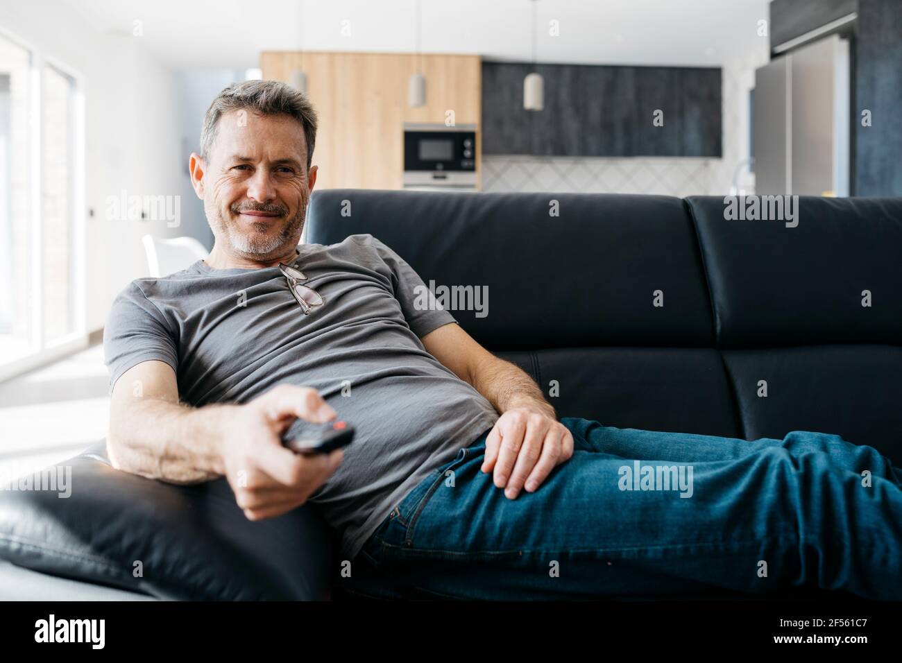 Man holding tv remote hi-res stock photography and images - Alamy