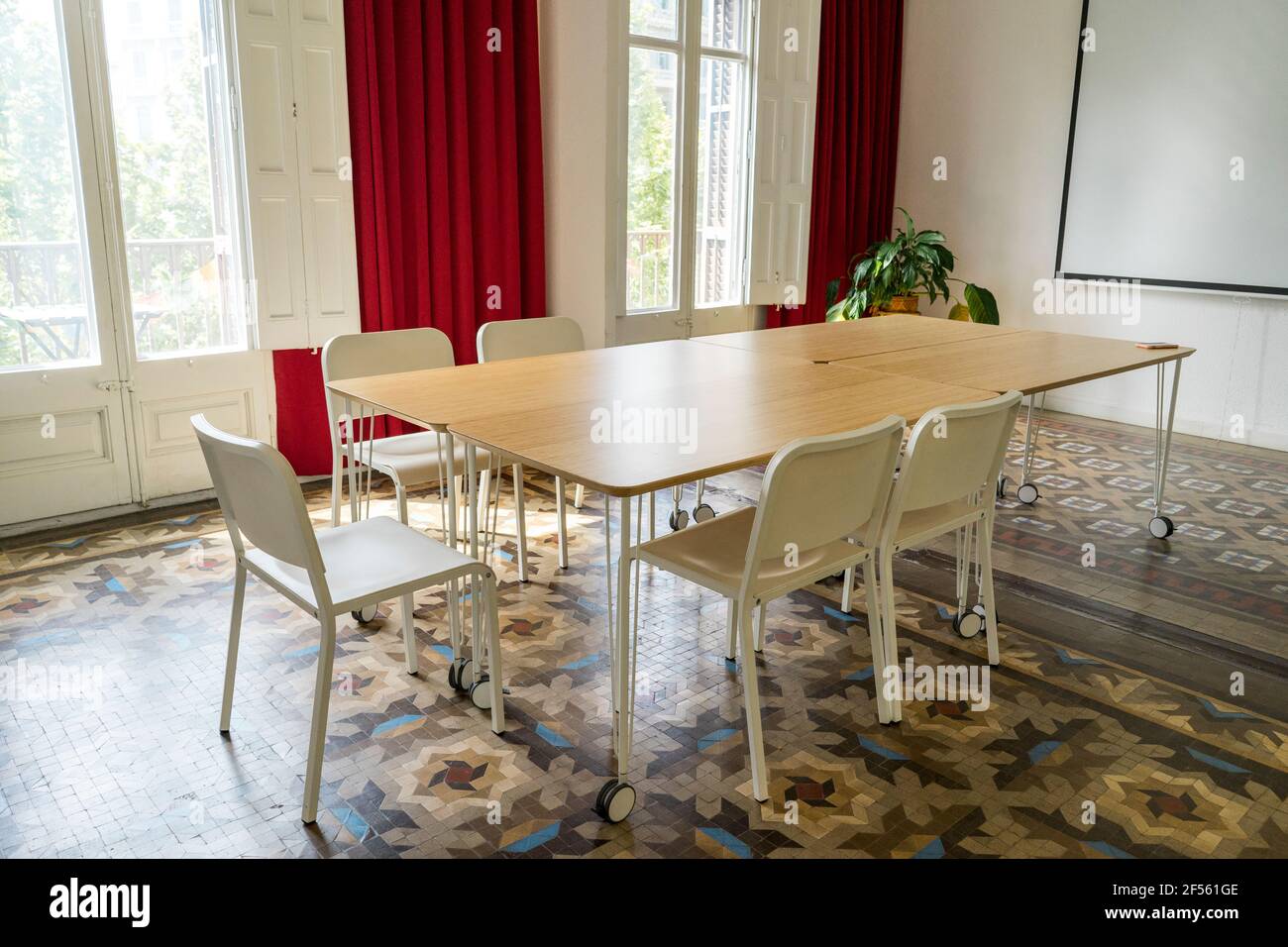 Empty conference table hi-res stock photography and images - Alamy
