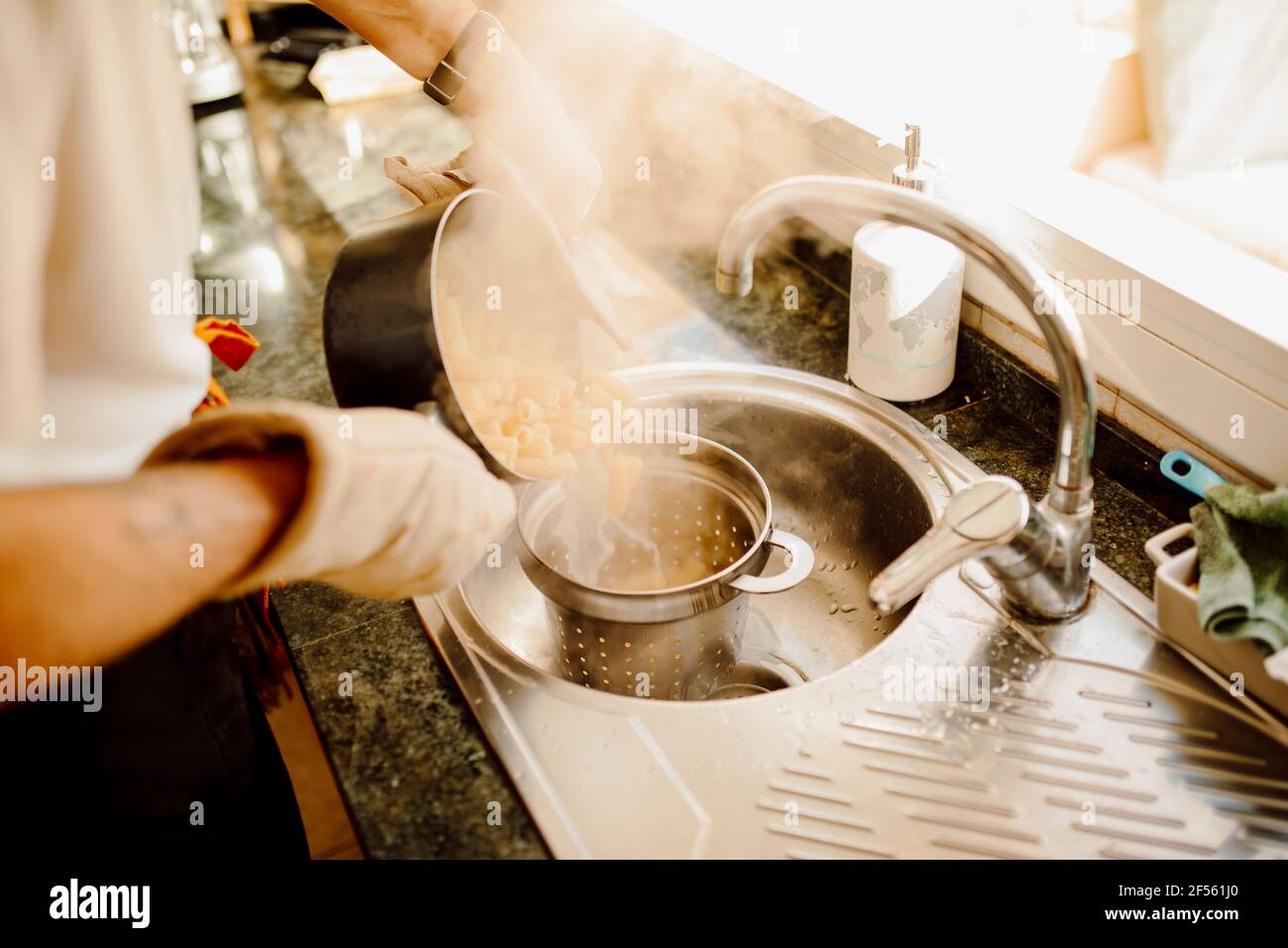 Water pouring colander hi-res stock photography and images - Alamy