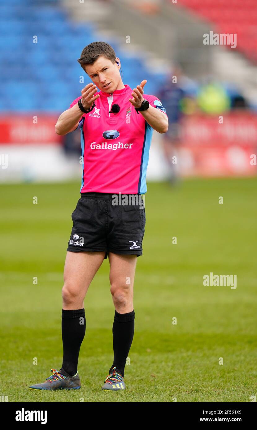 Television match official rugby hi-res stock photography and images - Alamy