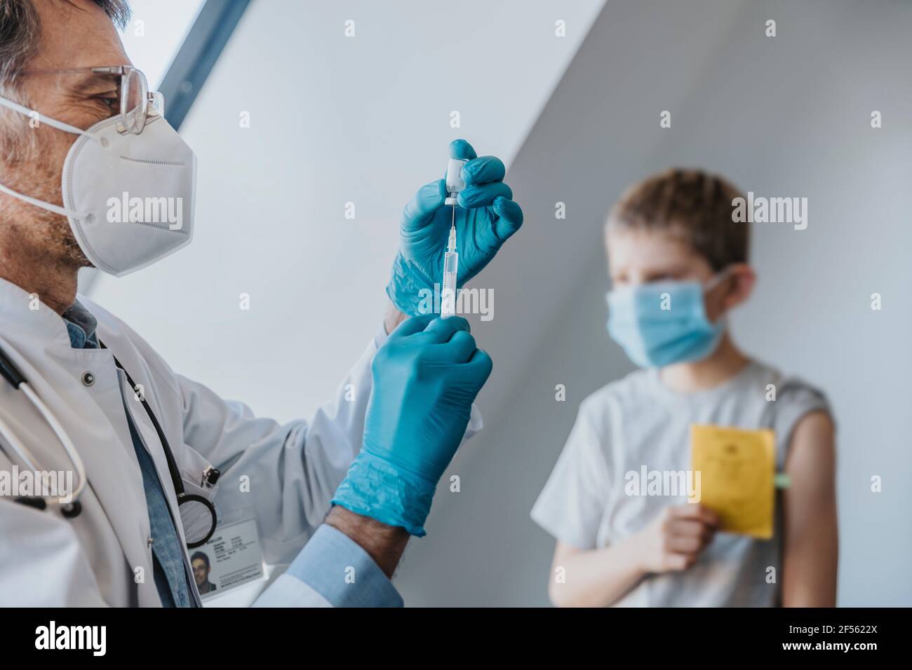 Covid doctor patient hi-res stock photography and images - Alamy