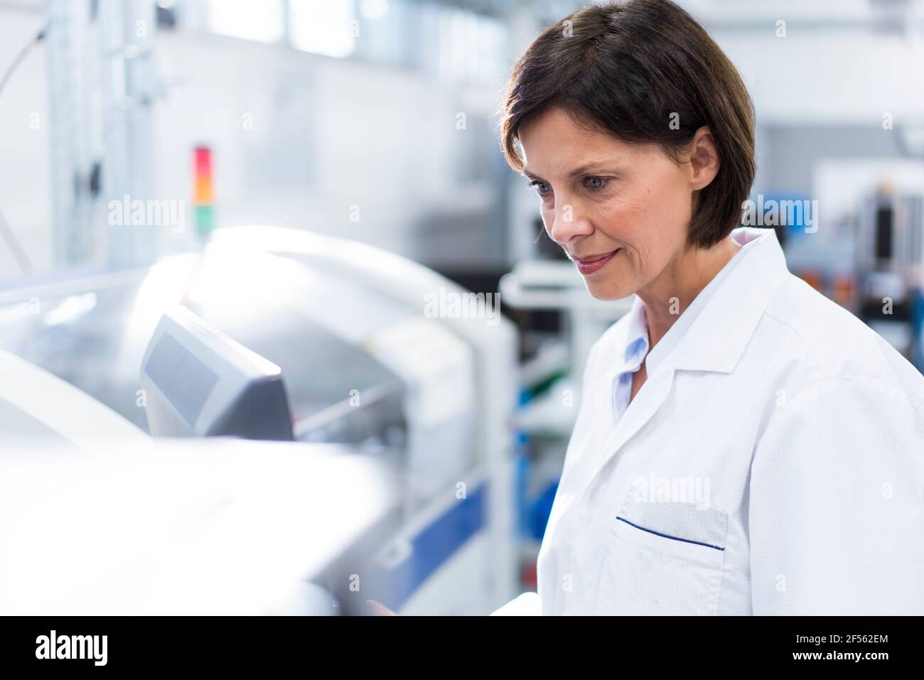 Female computer scientist hi-res stock photography and images - Alamy