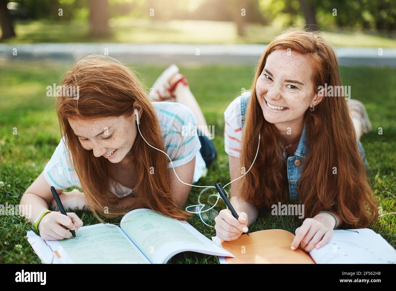 Redhead twins hi-res stock photography and images - Alamy