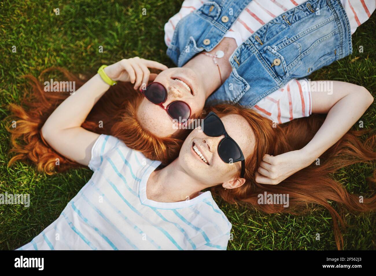 Identical twin sisters smiling hi-res stock photography and images - Alamy