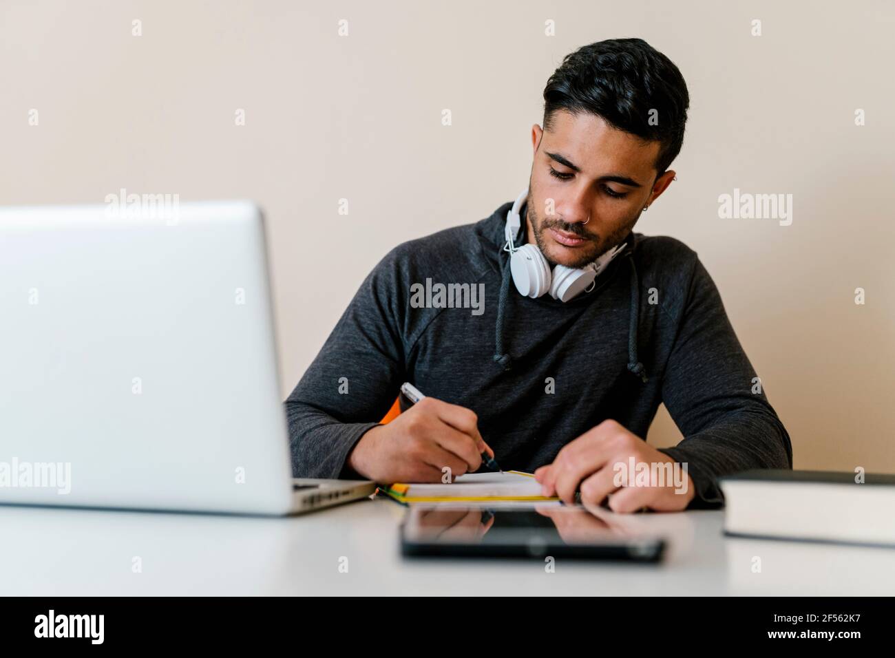 Man computer home writing hi-res stock photography and images - Alamy