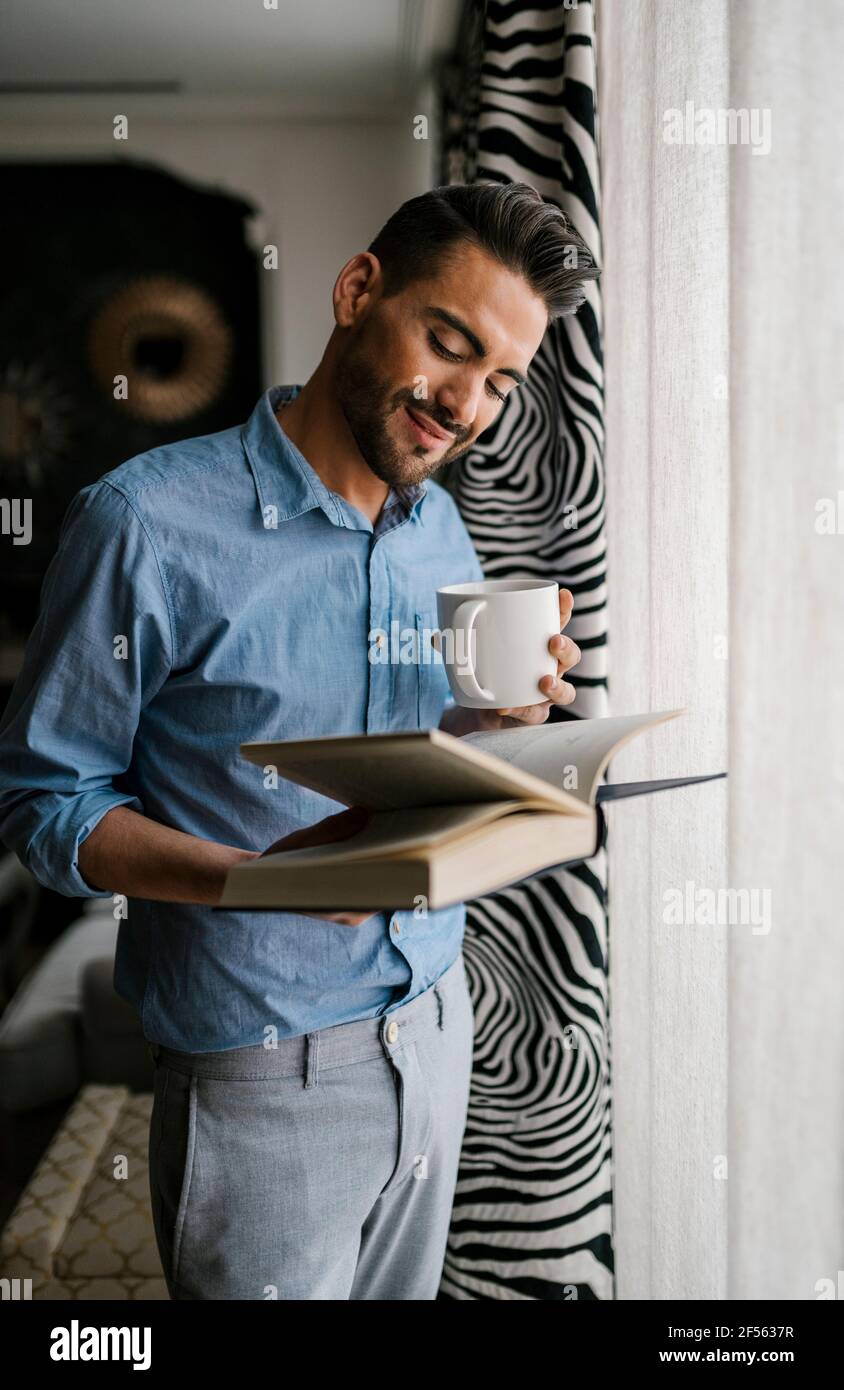 Standing man reading hi-res stock photography and images - Alamy