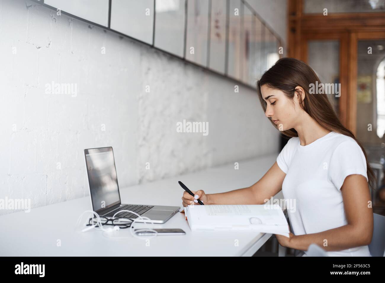 Foreing language hi-res stock photography and images - Alamy