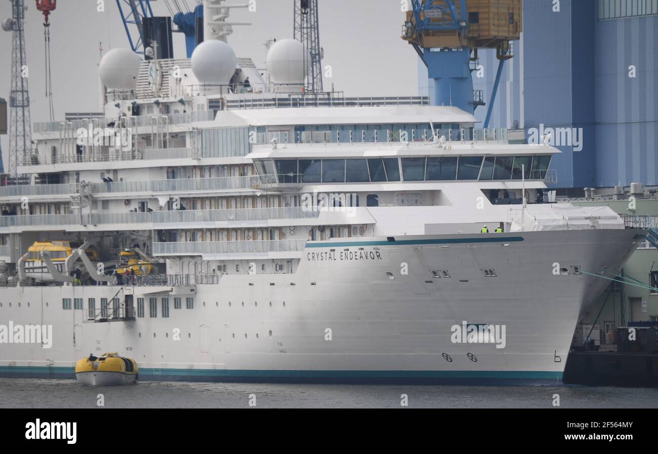 Stralsund, Germany. 24th Mar, 2021. Workers work on the expedition ...