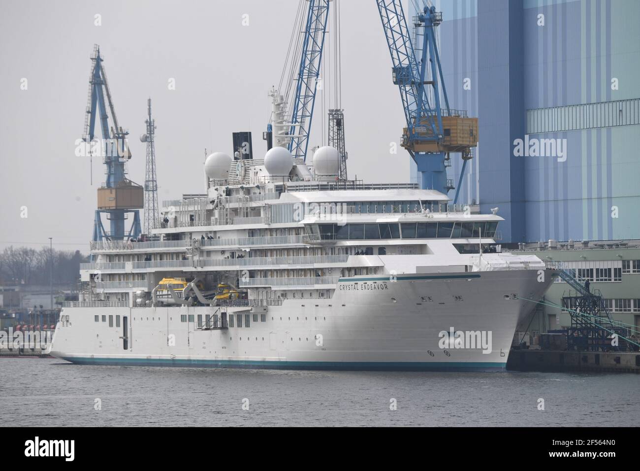 Stralsund, Germany. 24th Mar, 2021. Workers work on the expedition ...