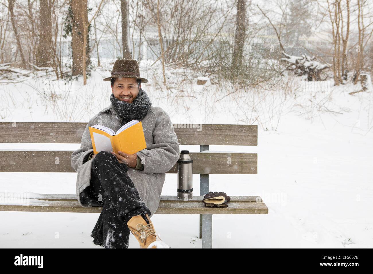 African man sitting reading book hi-res stock photography and images ...