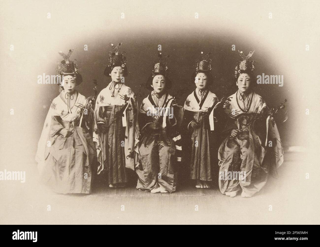 Geisha society hi-res stock photography and images - Alamy