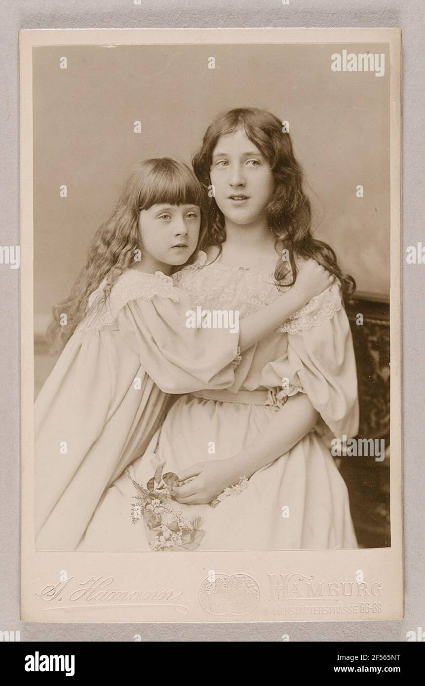 Portrait of two sisters Stock Photo - Alamy