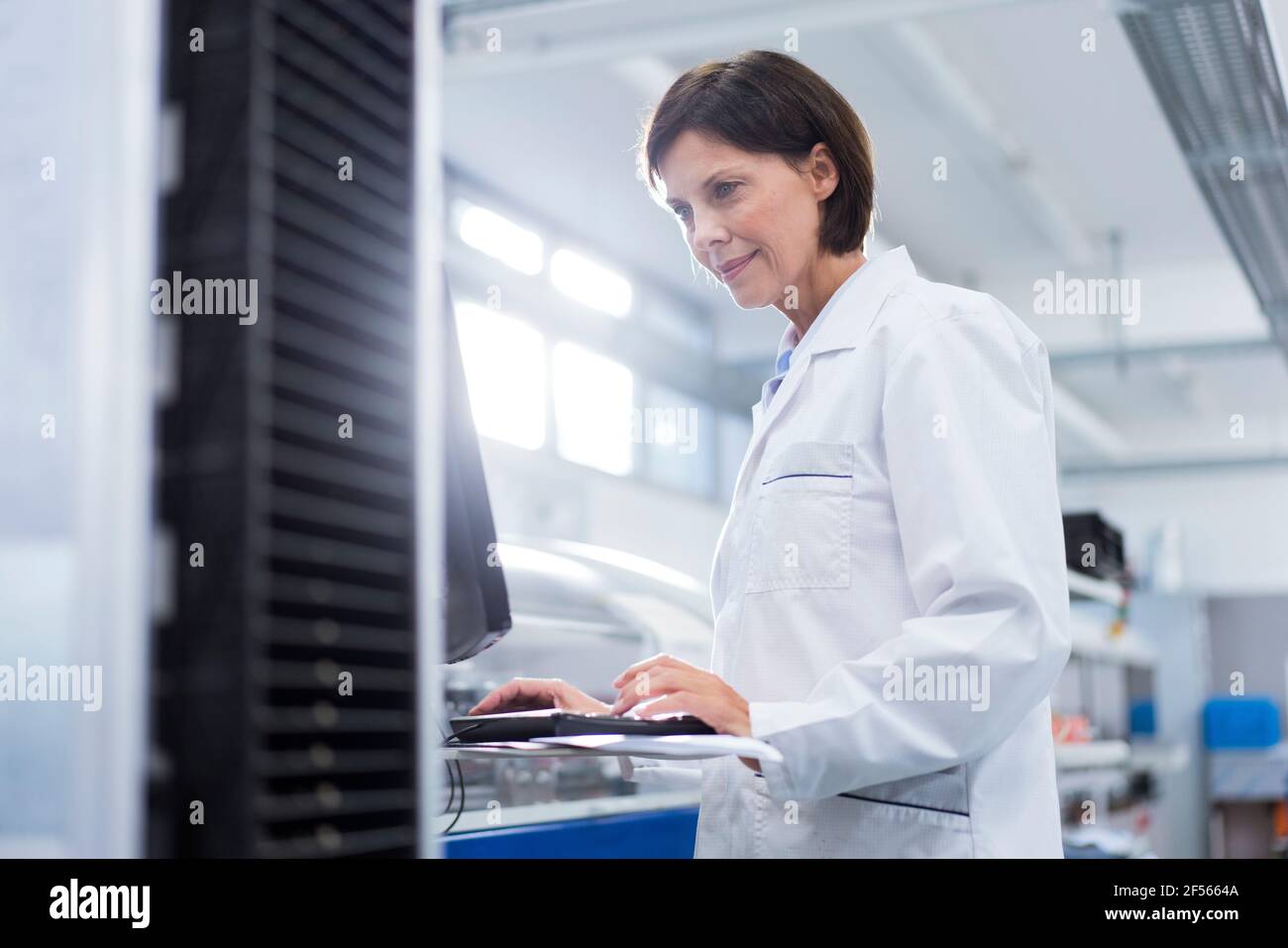 Female scientist using computer at laboratory Stock Photo - Alamy