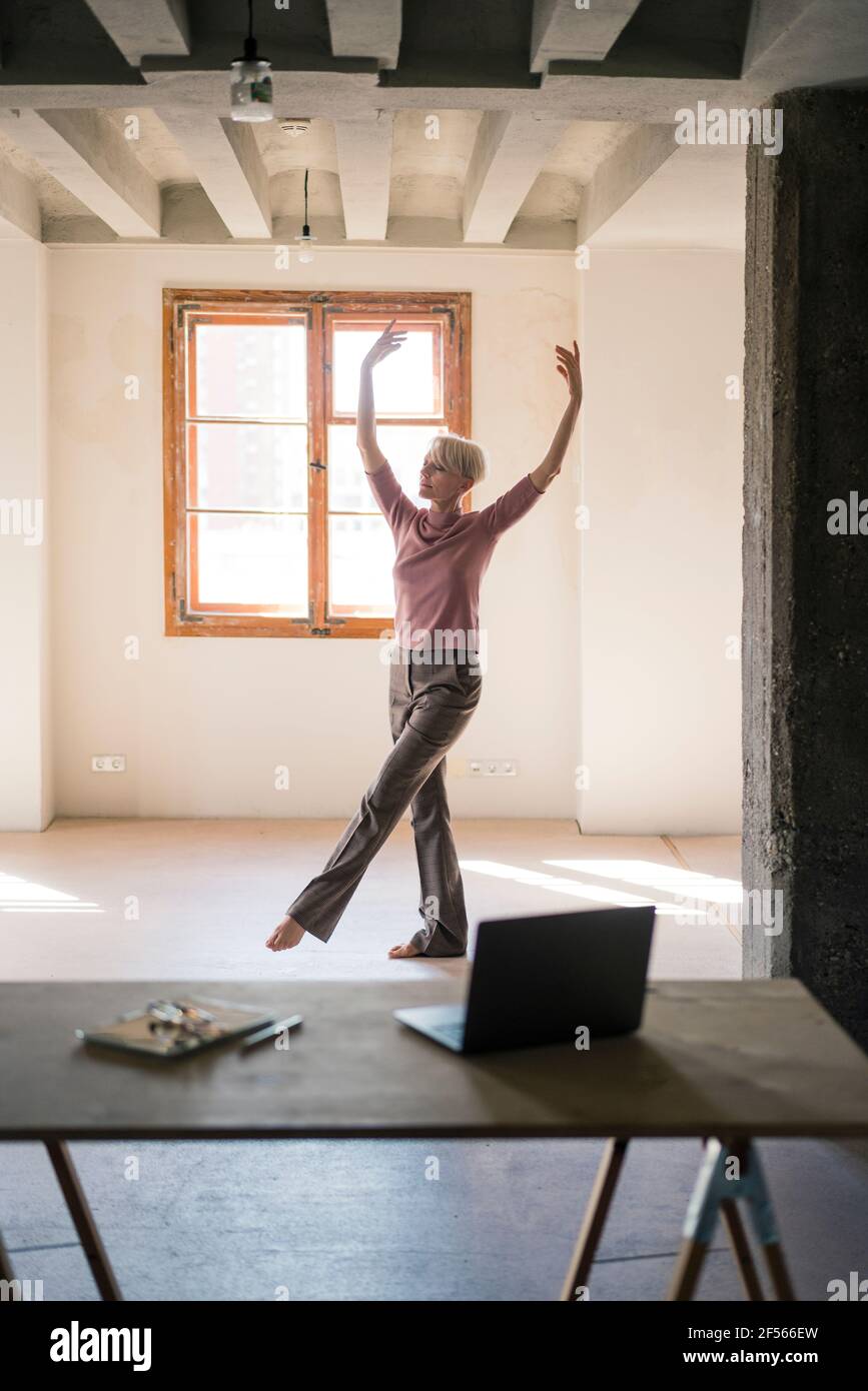 Person in apartment window hi-res stock photography and images - Alamy