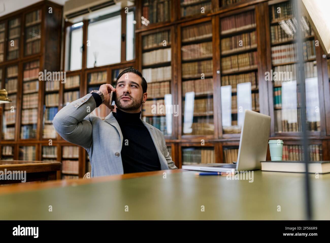 Mobile phone library hi-res stock photography and images - Alamy