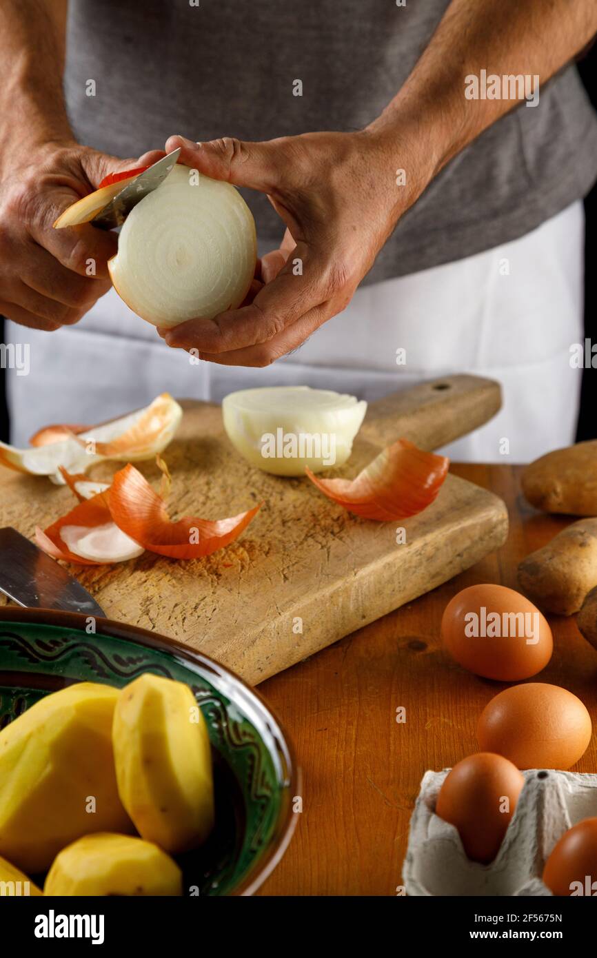 Peeling the onion hi-res stock photography and images - Alamy