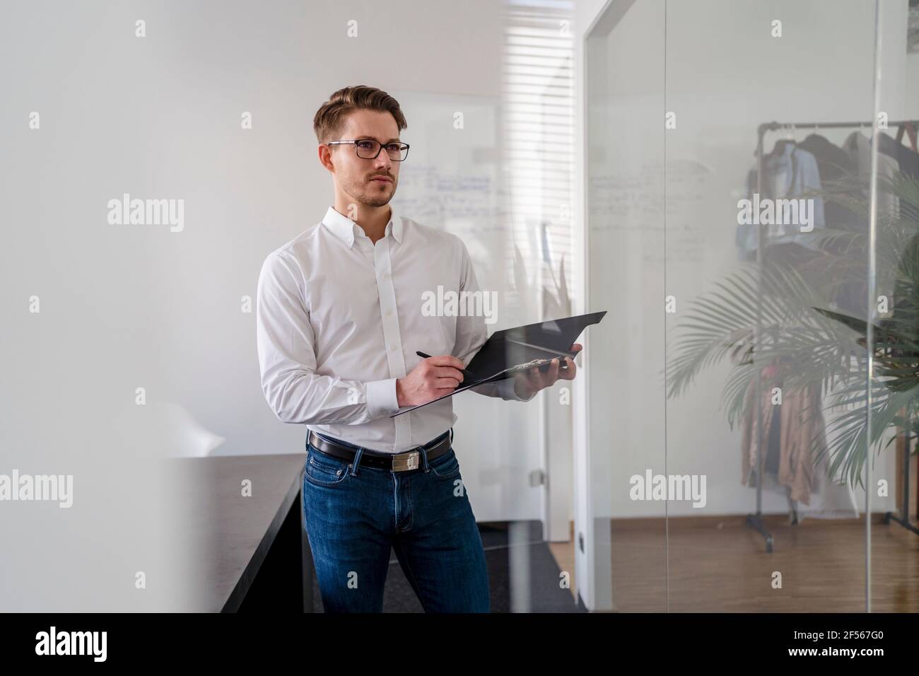 Office clipboard man hi-res stock photography and images - Alamy