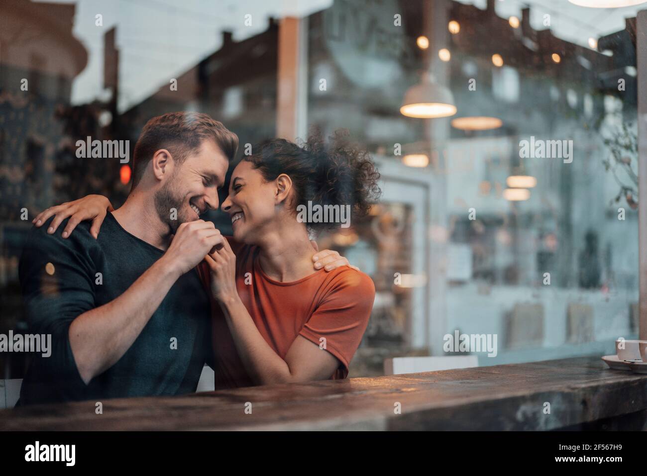 Couple with arm around each other hi-res stock photography and images ...