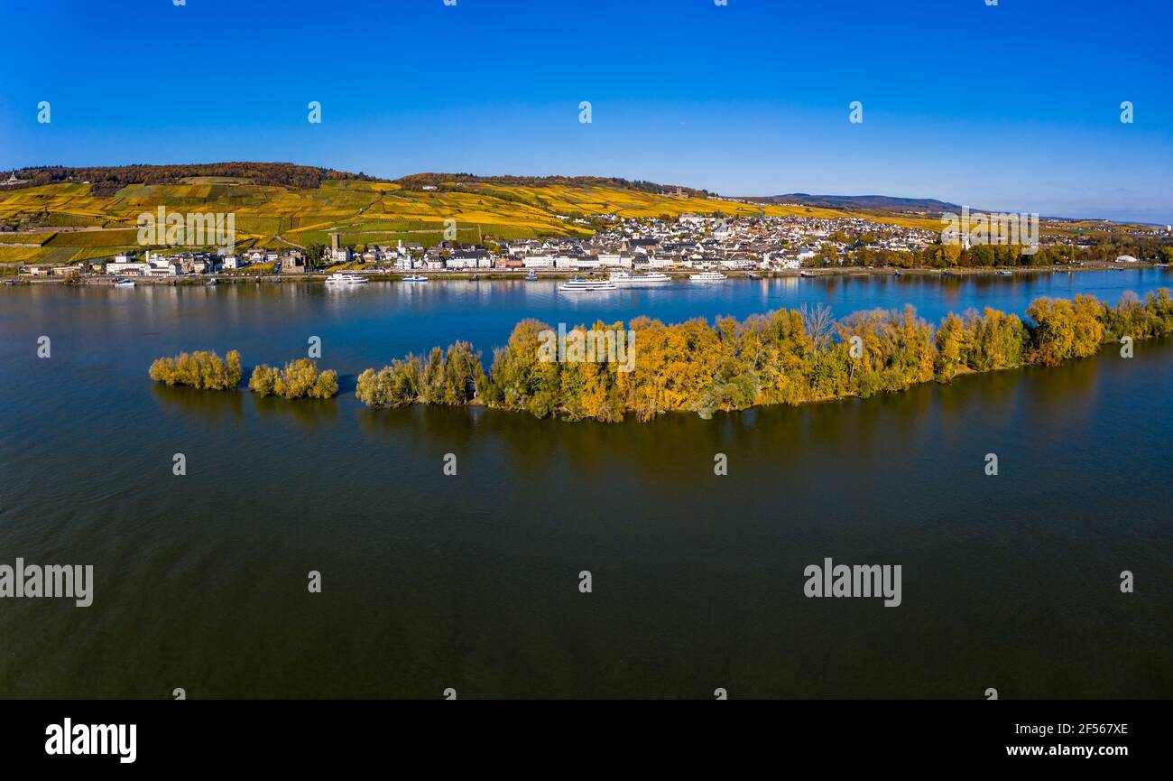 Germany, Hesse, Rudesheim am Rhein, Riverside town in Rhine Gorge Stock ...