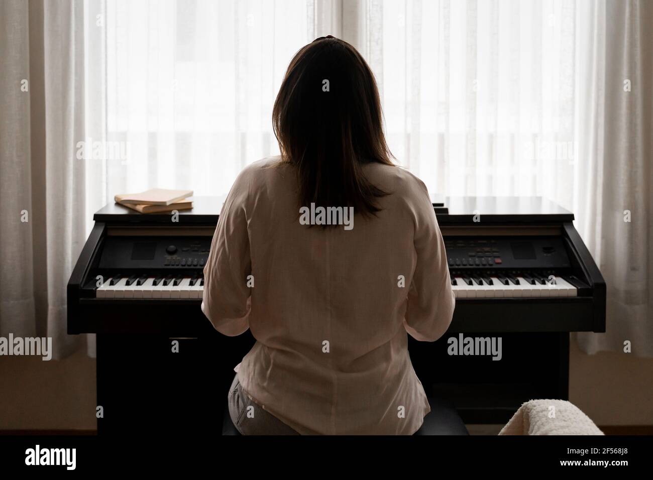 Piano woman rear view hi-res stock photography and images - Alamy