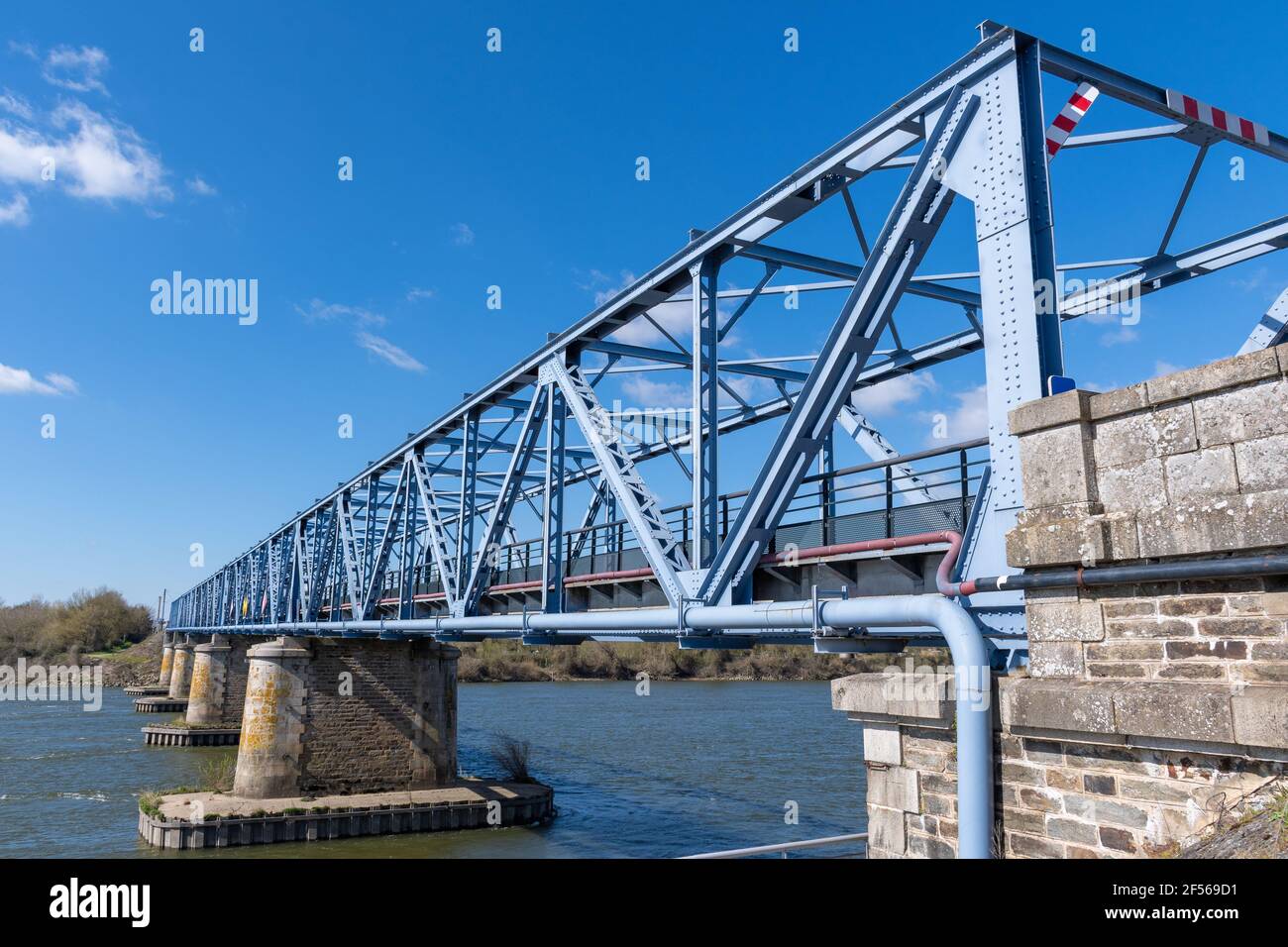 Steel bridge on the river hi-res stock photography and images - Alamy