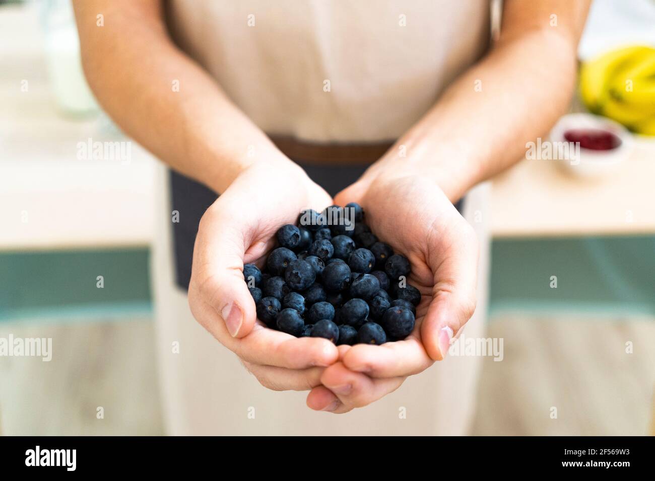 Man hand holding blueberry hi-res stock photography and images - Alamy