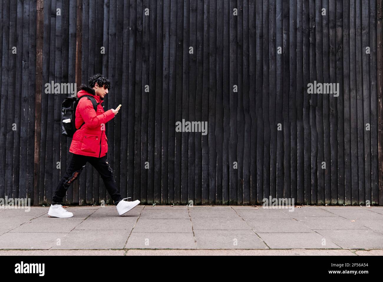 Man walking side view phone hi-res stock photography and images - Alamy