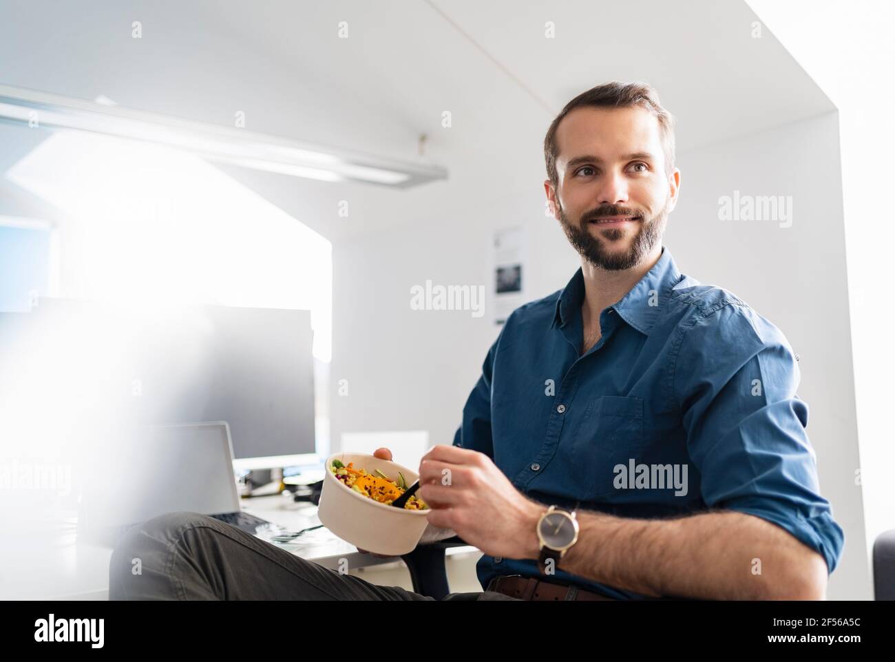 Man having lunch workplace hi-res stock photography and images - Alamy