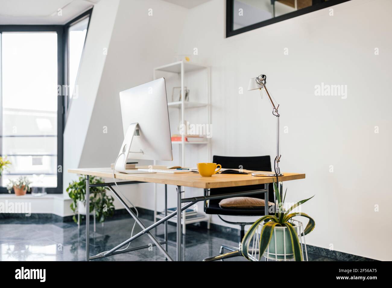 Empty white office loft hi-res stock photography and images - Alamy
