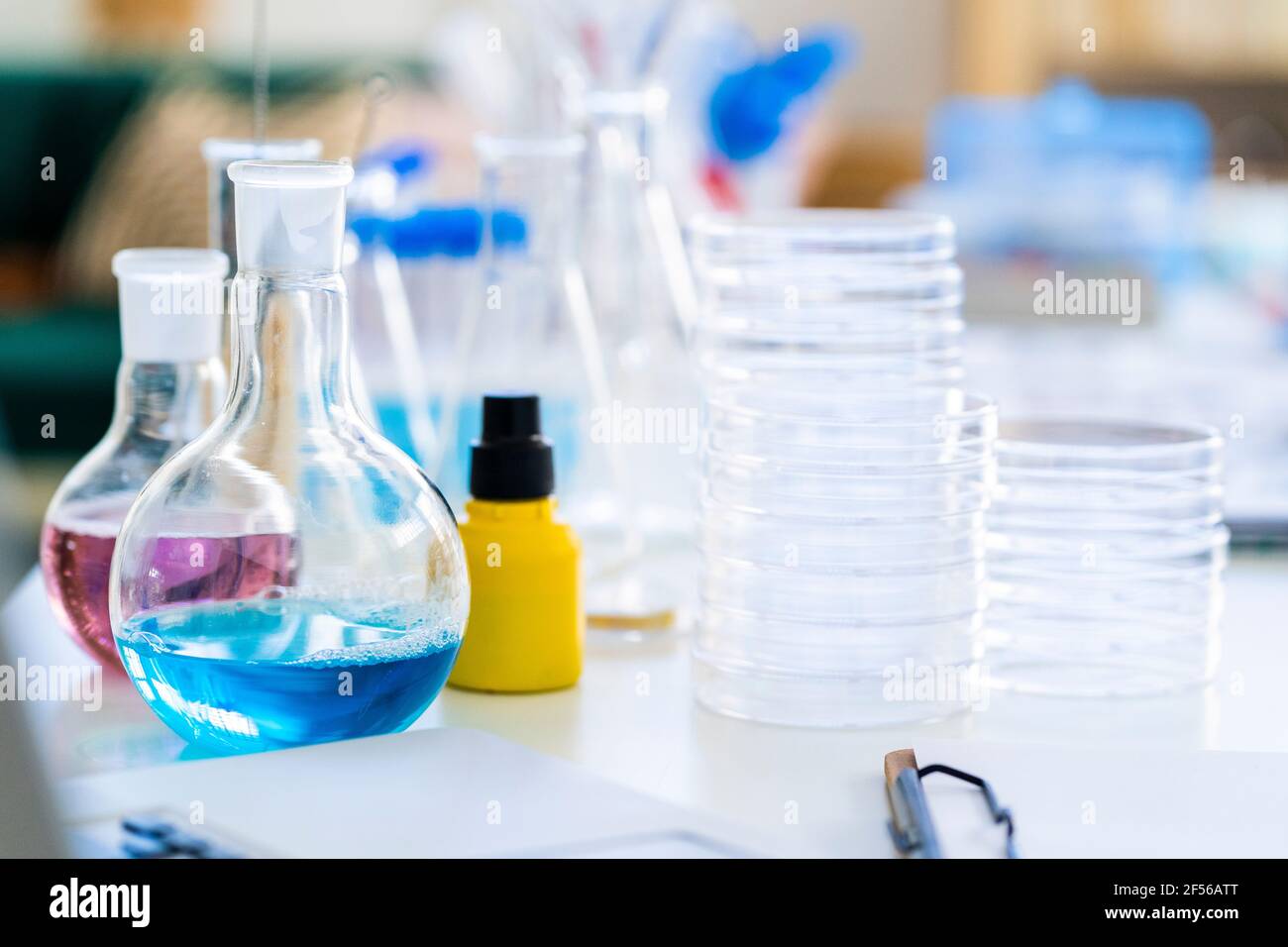 Beakers with chemical solution on table in laboratory Stock Photo - Alamy