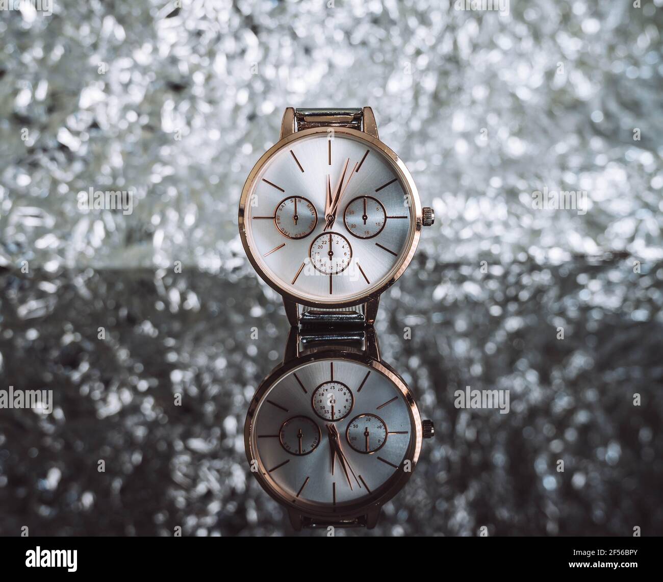 Hand wrist mirror hi-res stock photography and images - Alamy