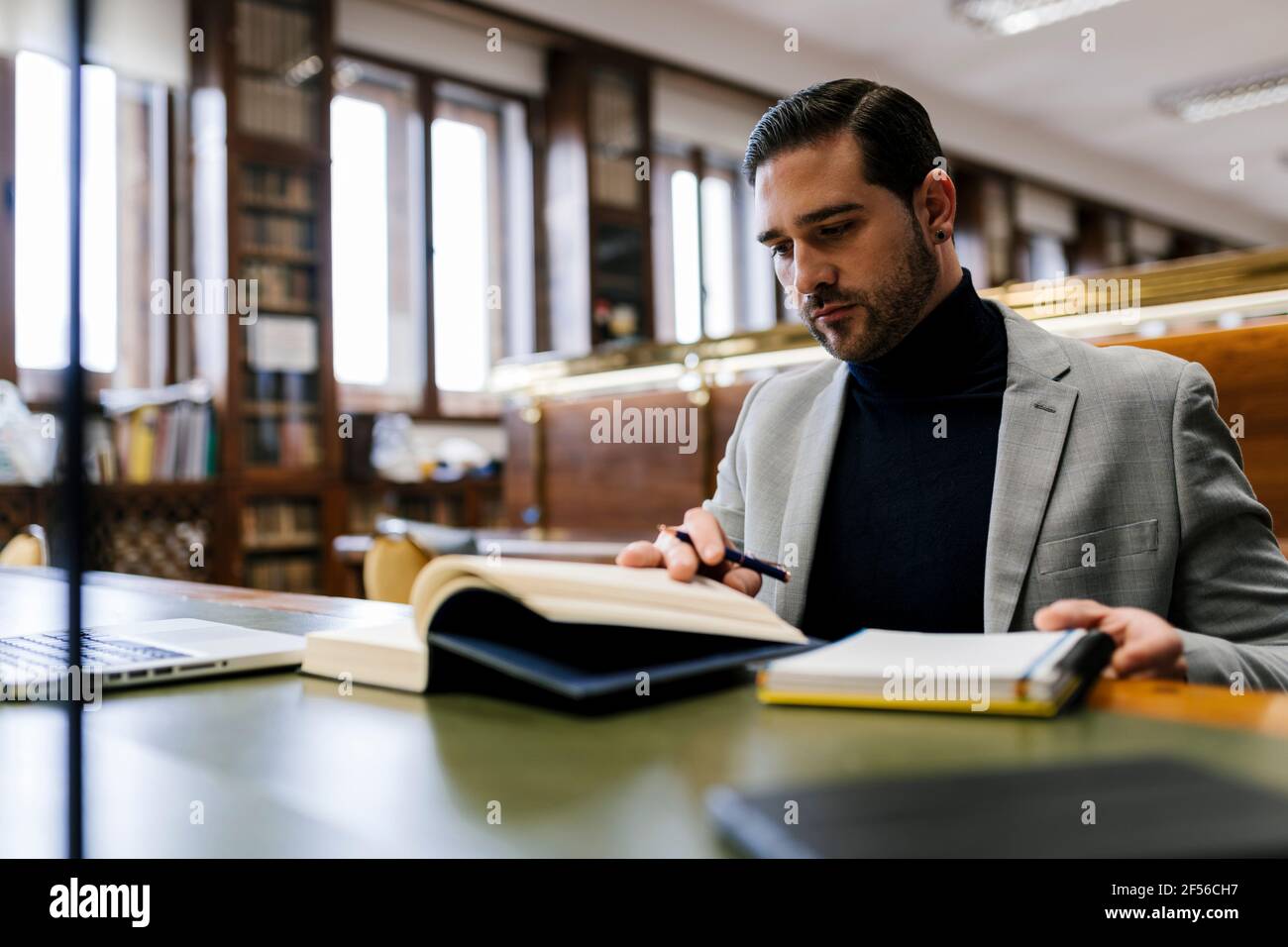 Working library hi-res stock photography and images - Alamy