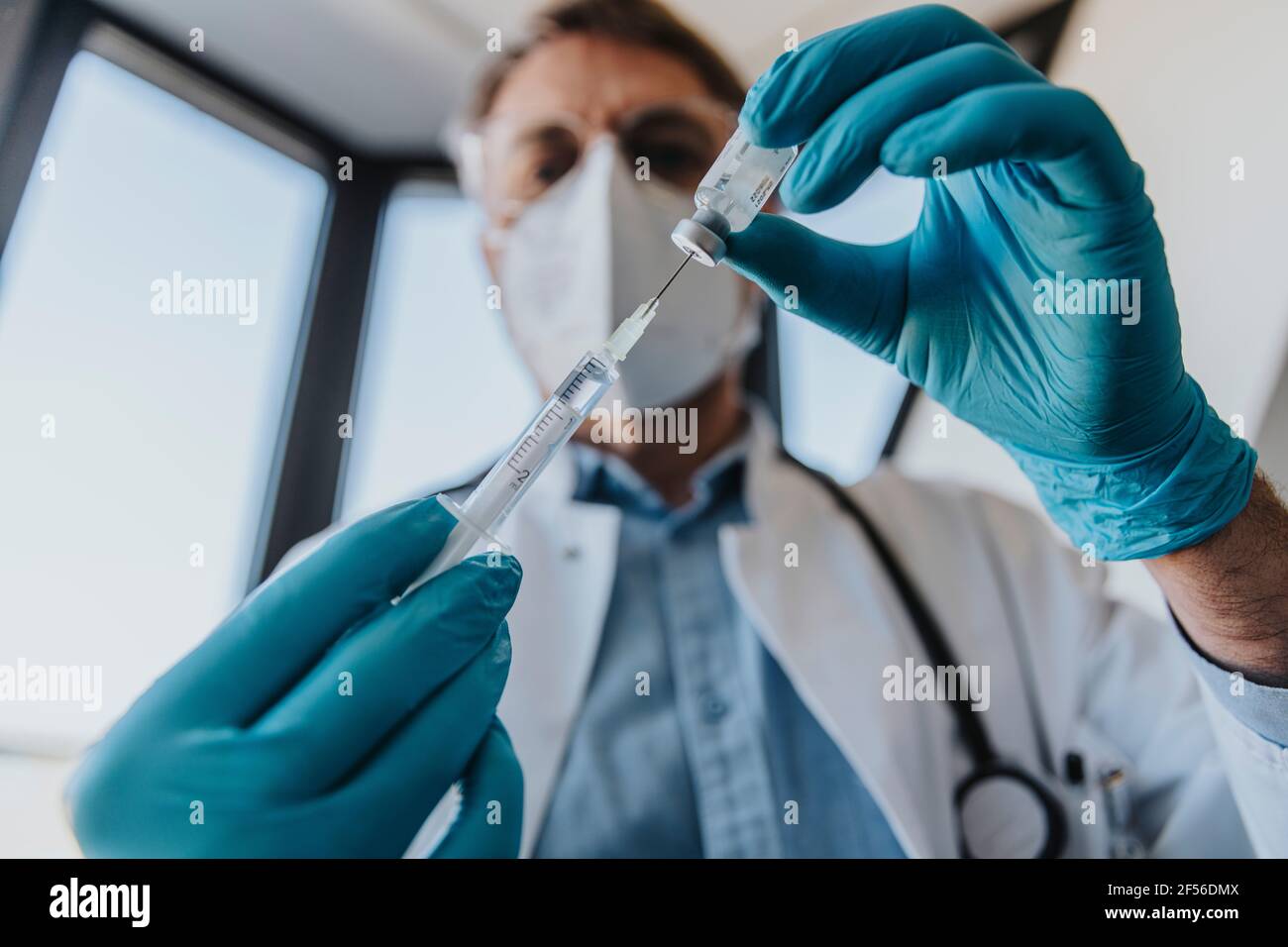 Doctor injecting vial dose hi-res stock photography and images - Alamy