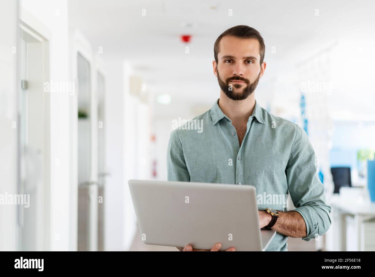 Entrepreneur laptop hi-res stock photography and images - Alamy