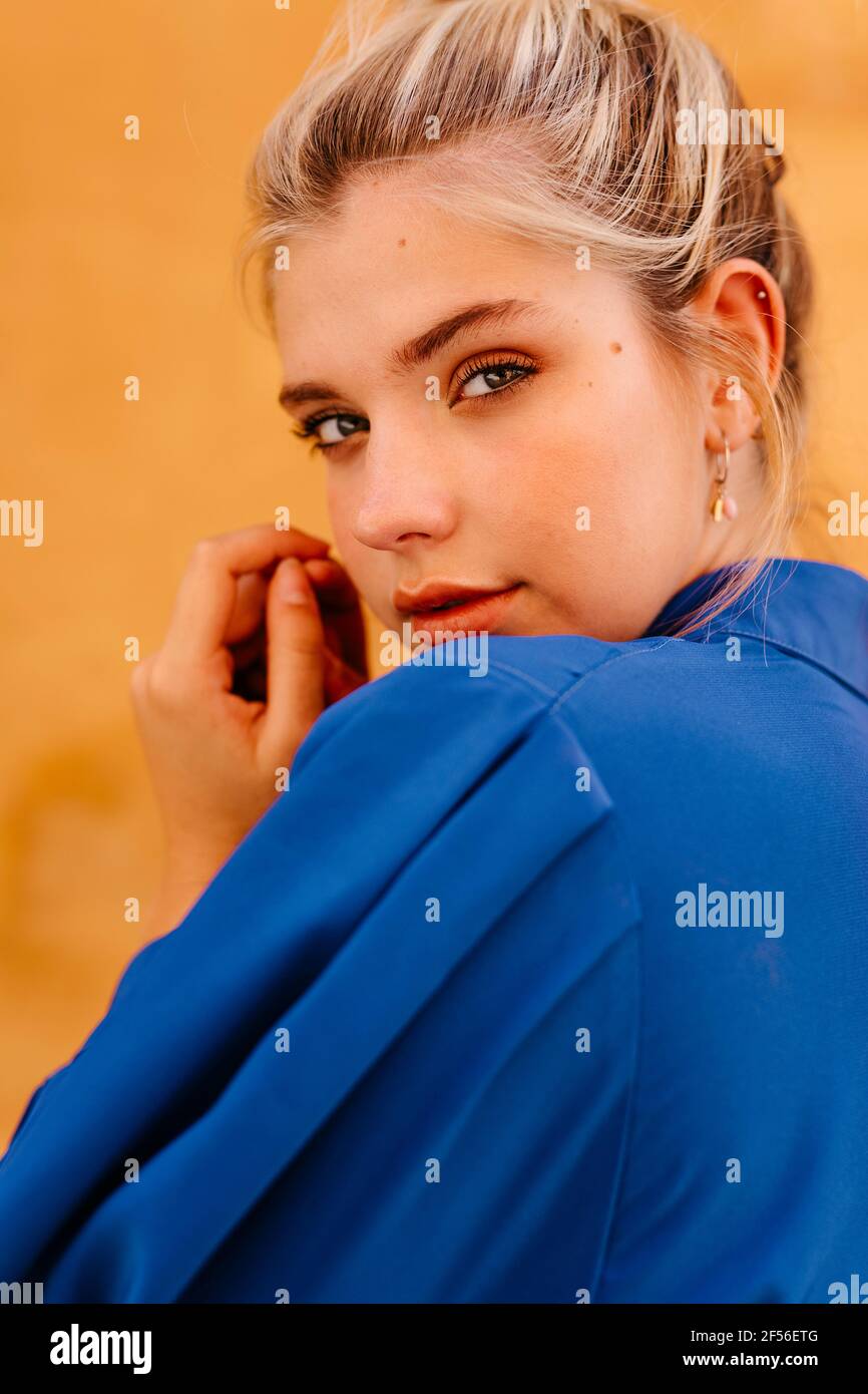 People looking over wall hi-res stock photography and images - Alamy