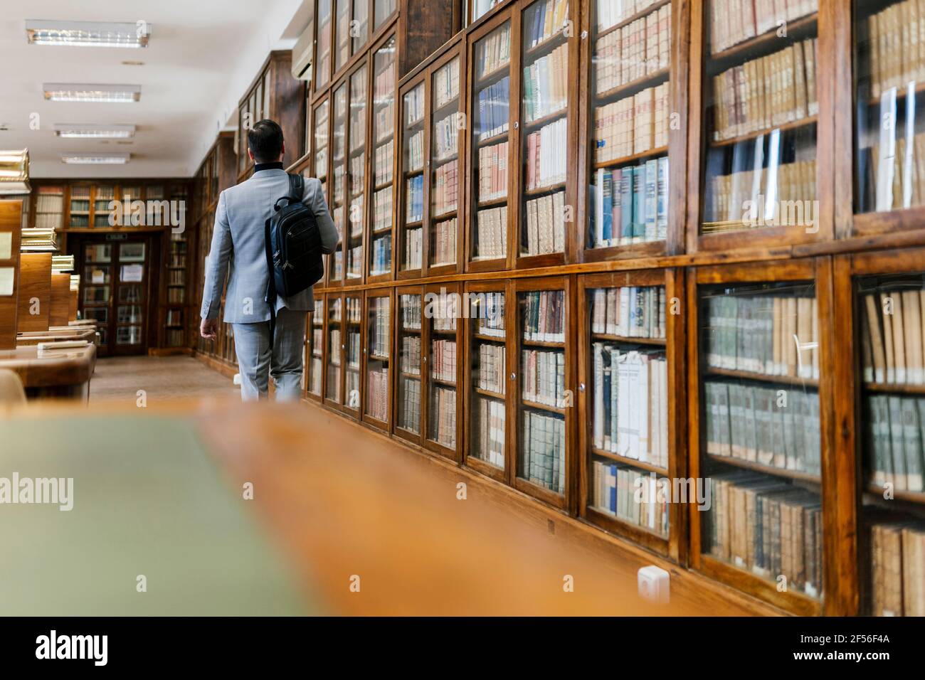 People walking into library hi-res stock photography and images - Alamy