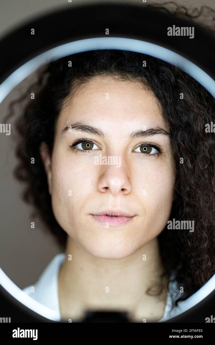 Beautiful woman in front of ring light Stock Photo - Alamy