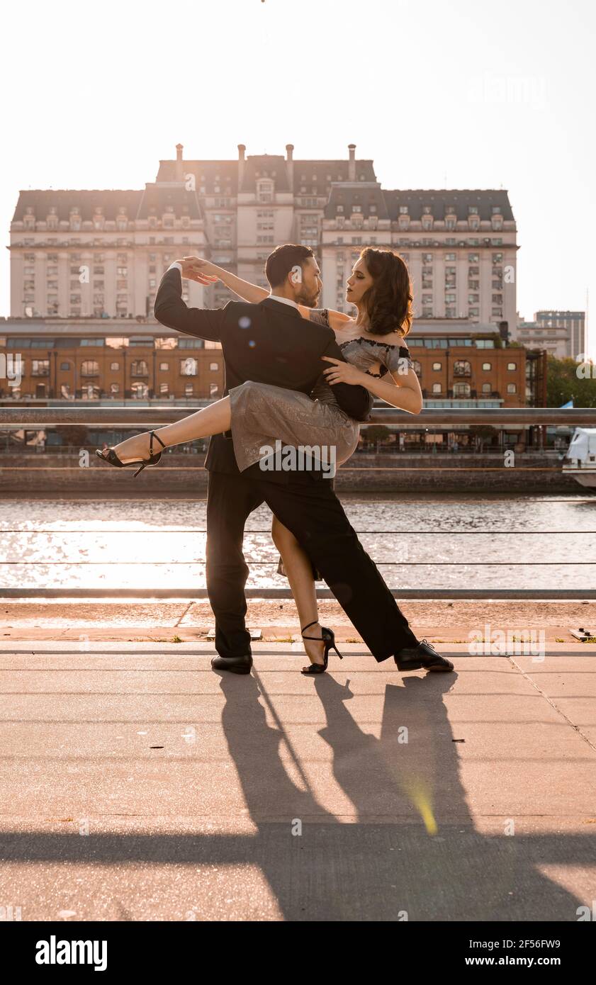 Tango dancers hi-res stock photography and images - Alamy