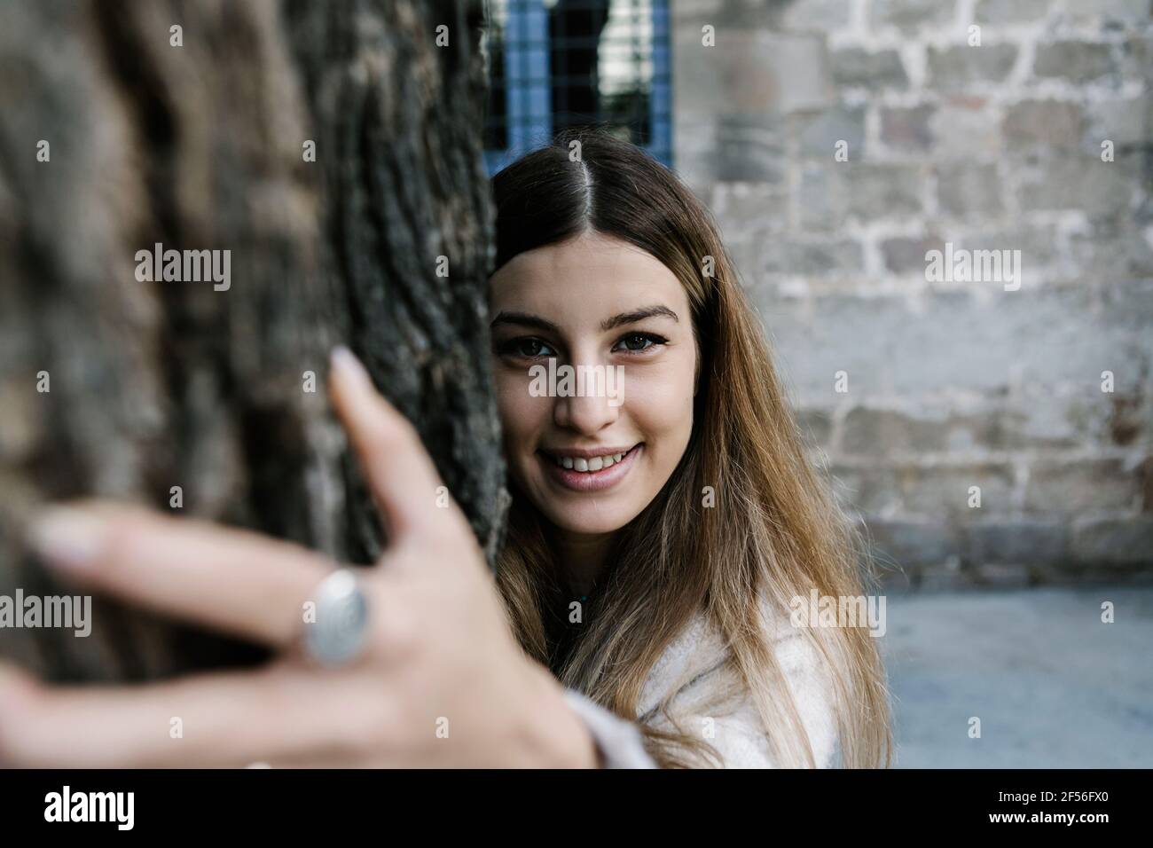 Smiling hugging hi-res stock photography and images - Alamy