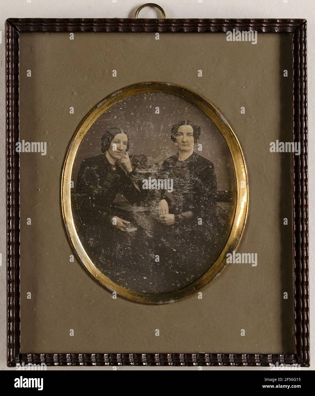 Women as sisters hi-res stock photography and images - Alamy