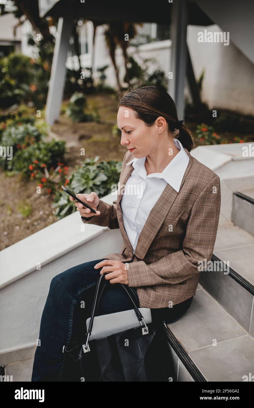 Female surfing the net hi-res stock photography and images - Alamy